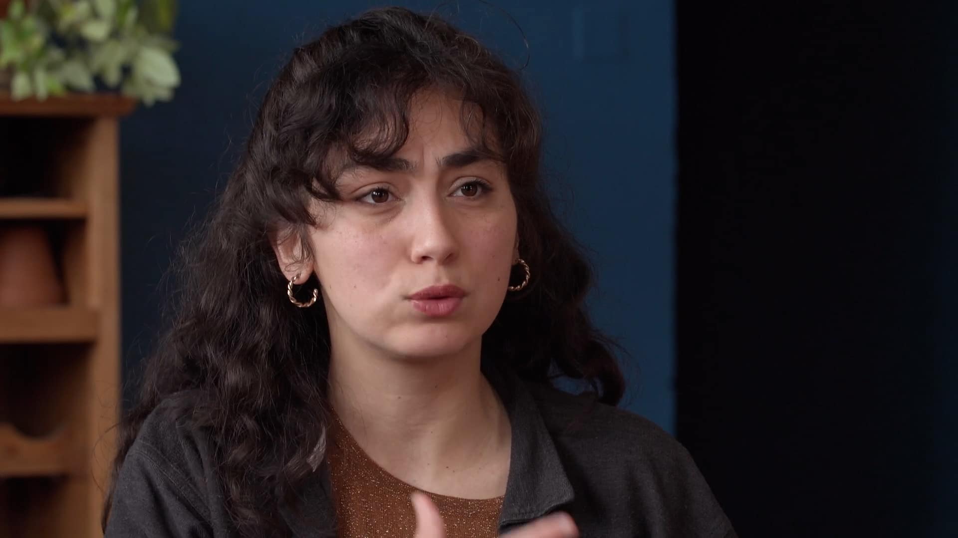 Portrait de la comédienne et metteuse en scène Hatice Ozer - Champs Libres